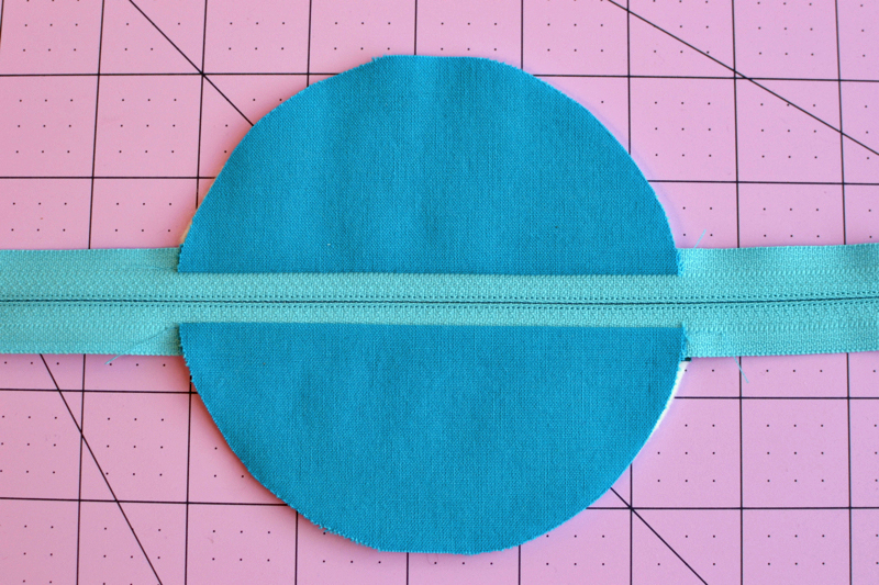 Circle Zip Earbud Pouch Tutorial - Dog Under My Desk